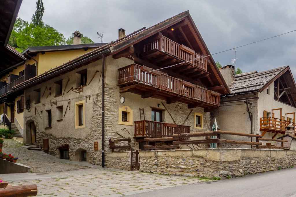 Fascinating Grangia in the ancient village of Bousson | Free-standing ...