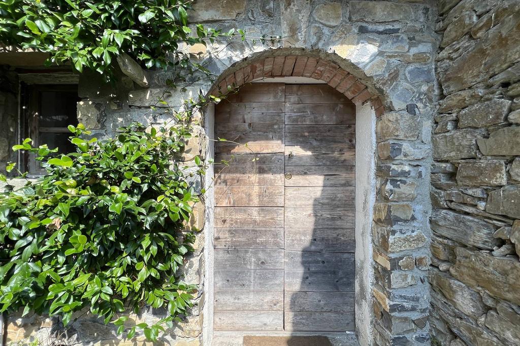 Small ancient hamlet on the Lunigiana hills | Farmbuilding/Farmhouse ...