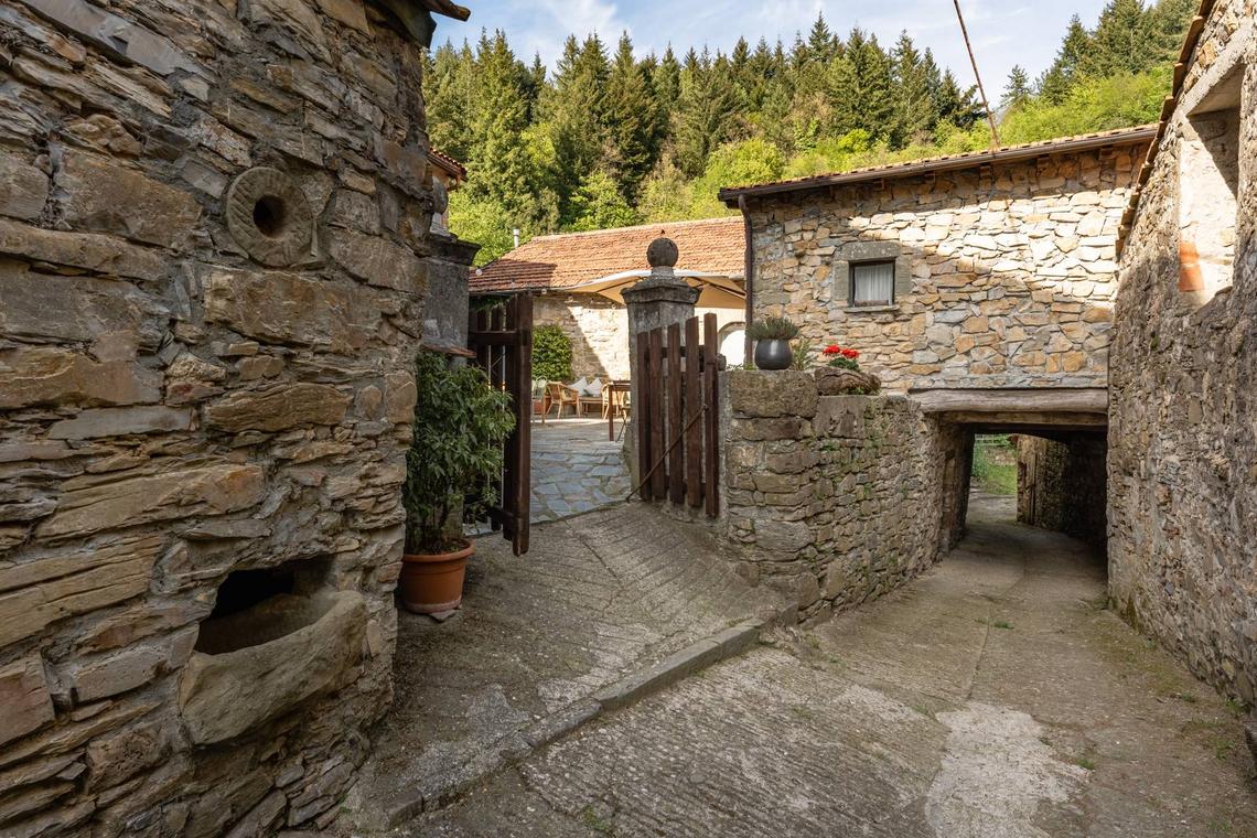 Small ancient hamlet on the Lunigiana hills | Farmbuilding/Farmhouse ...