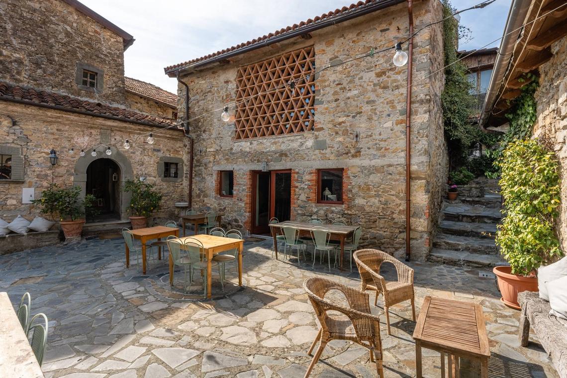 Small ancient hamlet on the Lunigiana hills | Farmbuilding/Farmhouse ...