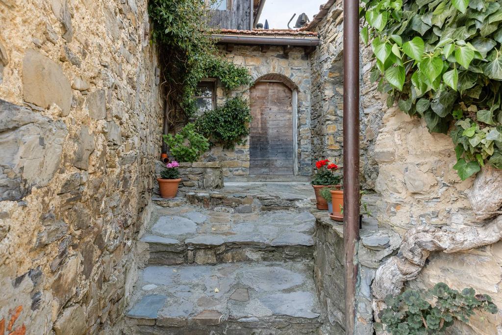 Small ancient hamlet on the Lunigiana hills | Farmbuilding/Farmhouse ...