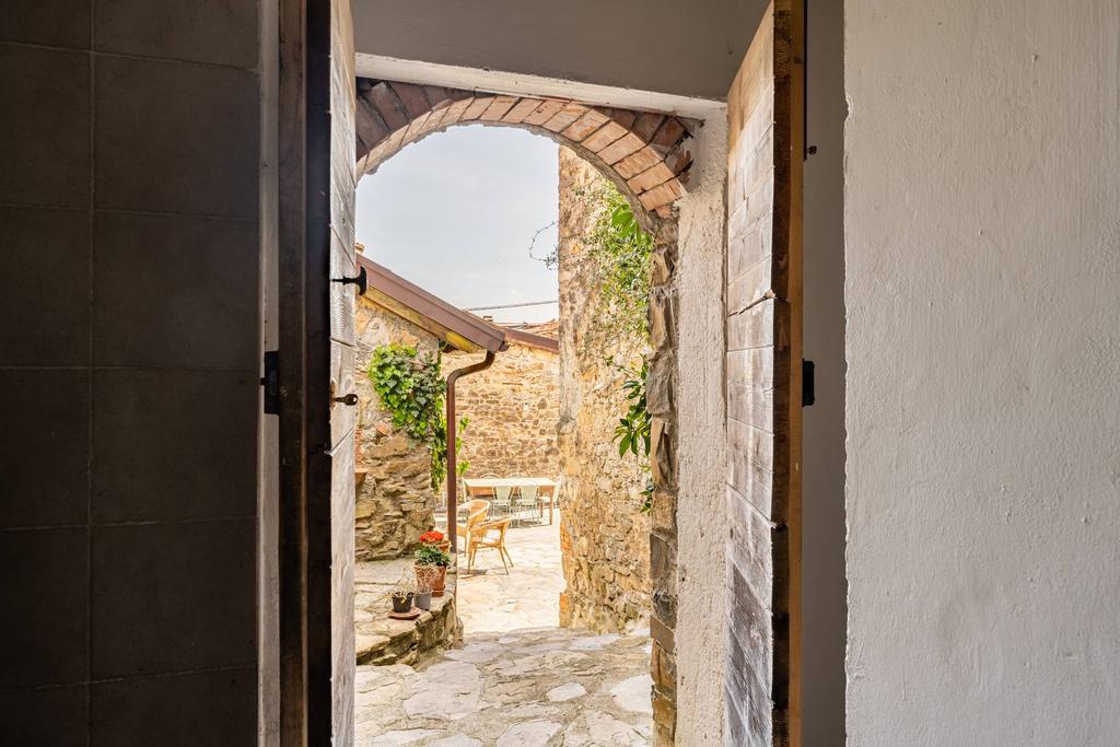 Small ancient hamlet on the Lunigiana hills | Farmbuilding/Farmhouse ...