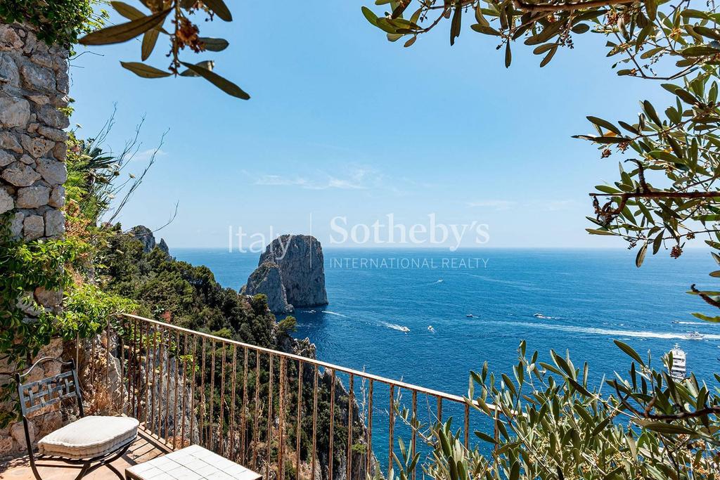 Monumental historic estate in the heart of Capri | Villa For sale Capri ...
