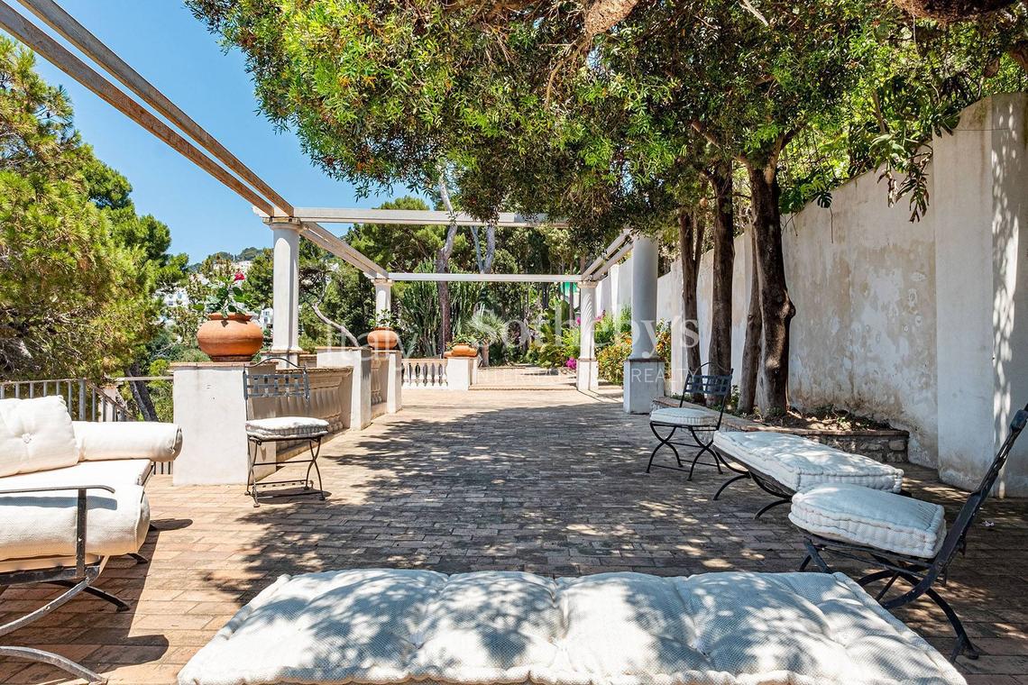 Monumental historic estate in the heart of Capri | Villa For sale Capri ...