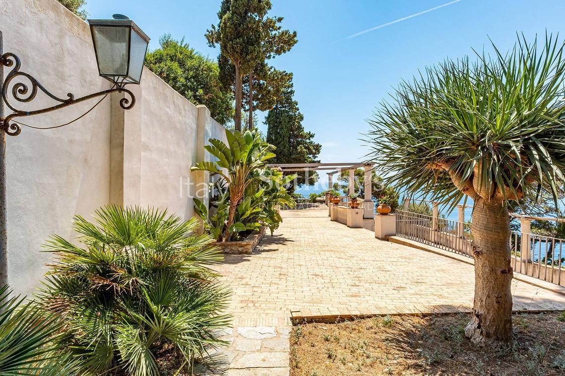Monumental historic estate in the heart of Capri | Villa For sale Capri ...
