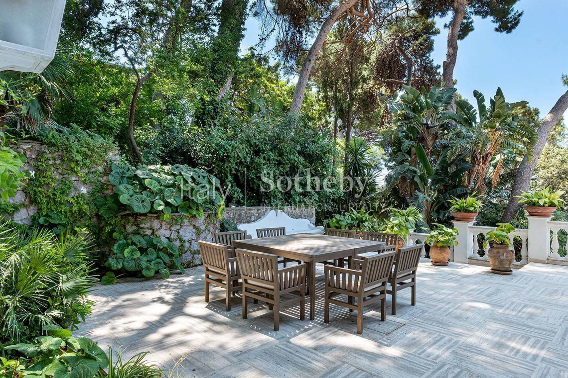 Monumental historic estate in the heart of Capri | Villa For sale Capri ...