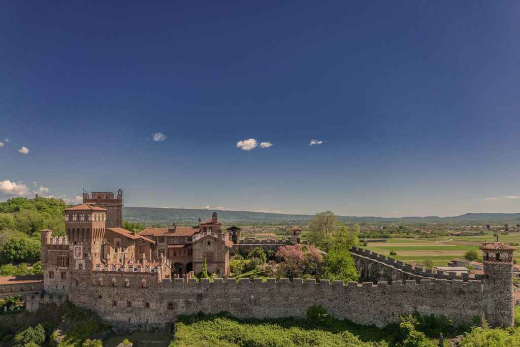 Historic castle at the foot of the Alps | Castle For sale Pavone ...