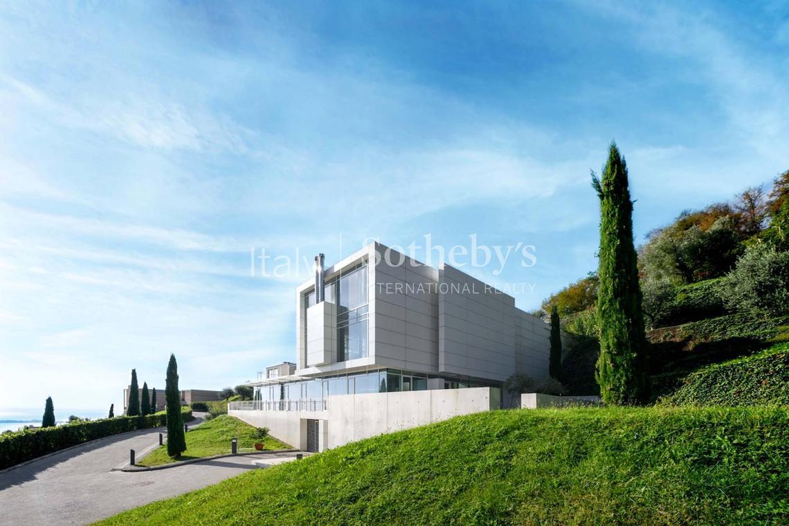 Lake view villa designed by architect Richard Meier | Villa For sale ...