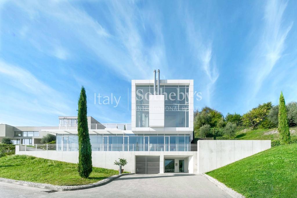 Lake view villa designed by architect Richard Meier | Villa For sale ...