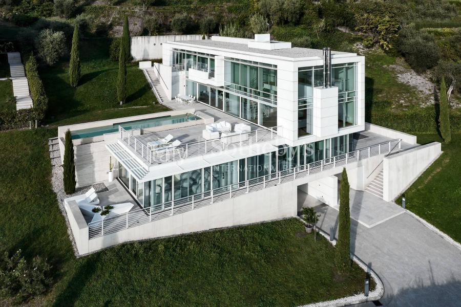Lake view villa designed by architect Richard Meier | Villa For sale ...