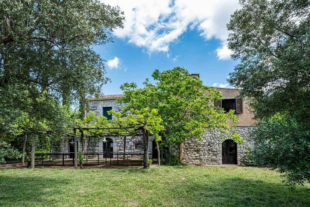 Charming country house among vineyards and olive groves | Estate For ...