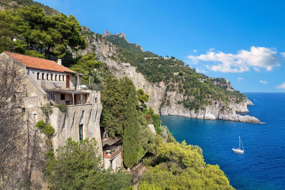 Saracen tower in the heart of the Amalfi coast | Castle For sale Maiori ...