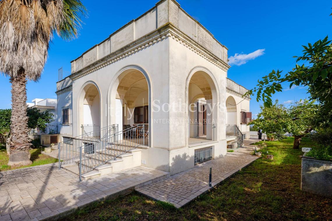 Modern villa with traditional star vaults | Free-standing House For ...