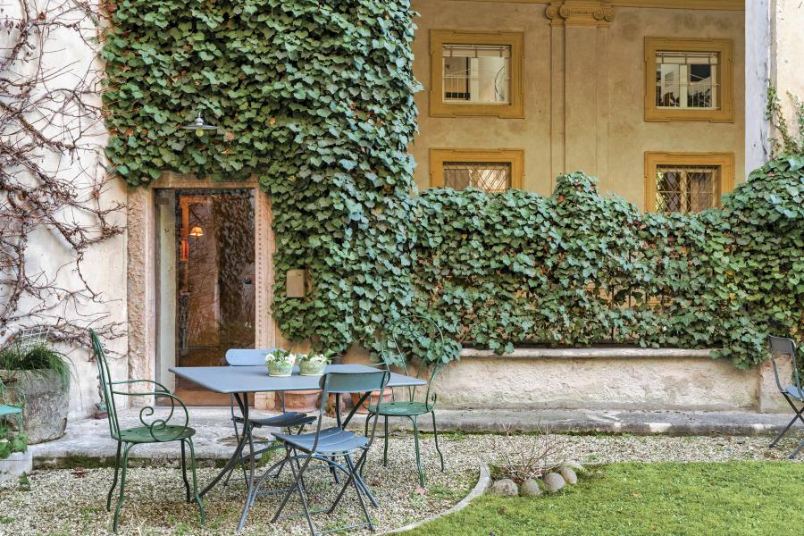 Elegant apartment with exclusive garden in a historic palace ...
