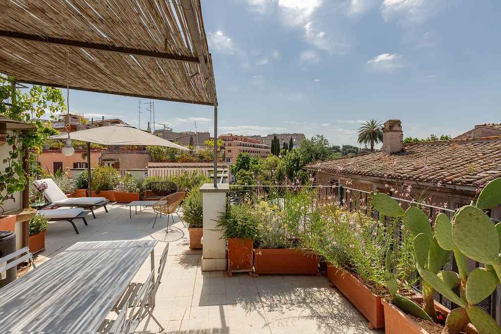 Residence with iconic views of Colosseum and Vittoriano | Free-standing ...
