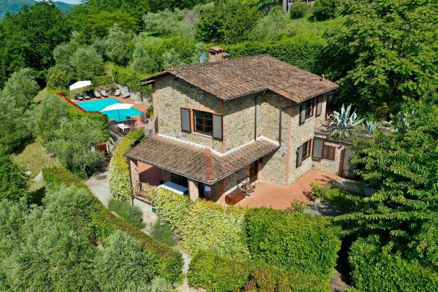 Stone farmhouse with pool and panoramic views | Farmbuilding/Farmhouse ...